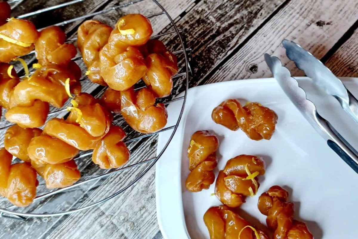 Traditional Sweet and Crunchy Deep Fried Koeksisters - SAFFARAZZI