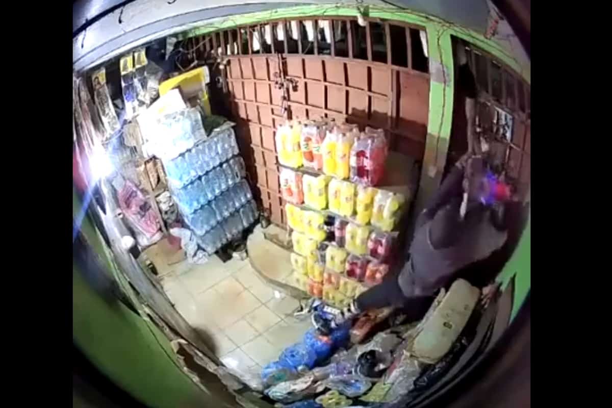 WATCH: Thief caught "arm and handed" you could say
